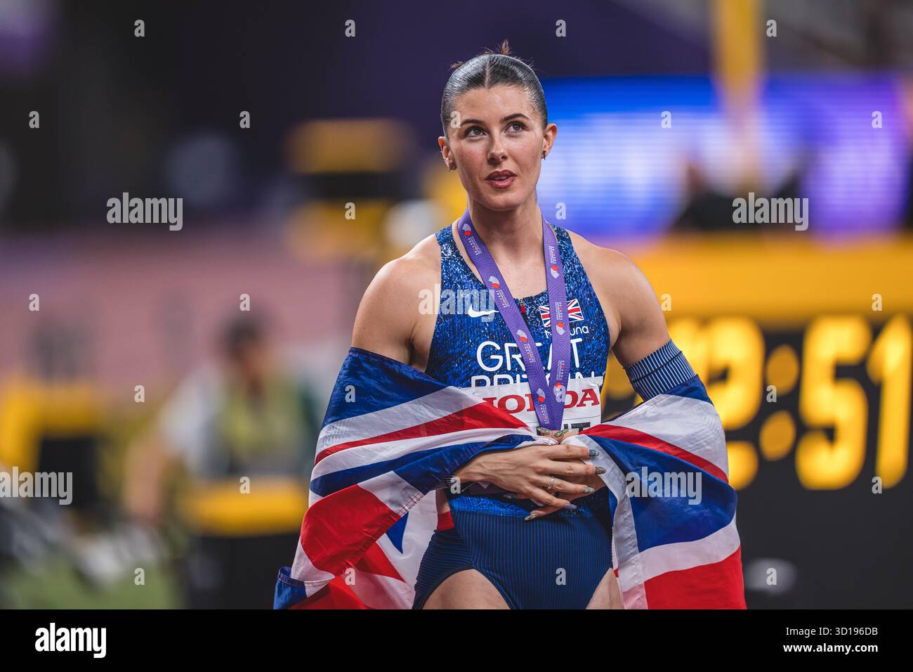 Amy Hunt celebrating her medal with her country's flag at the 2025 ...