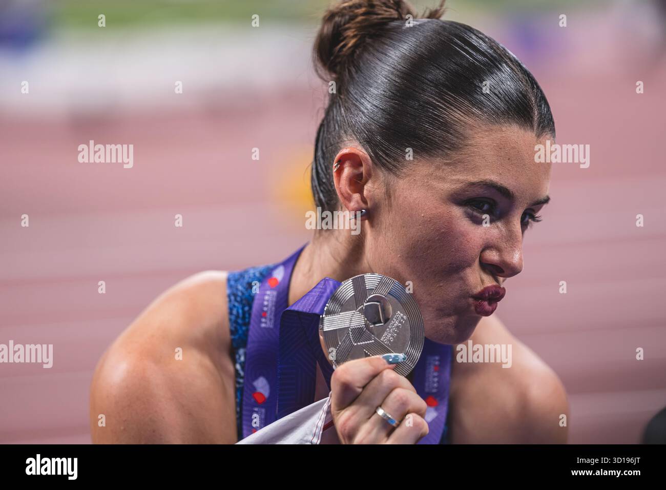 Amy Hunt celebrating her medal with her country's flag at the 2025 ...