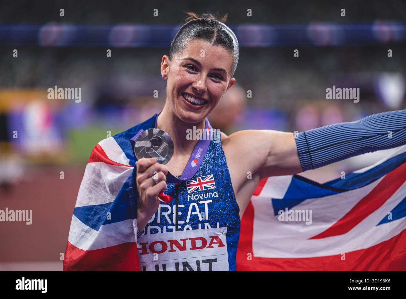 Amy Hunt celebrating her medal with her country's flag at the 2025 ...