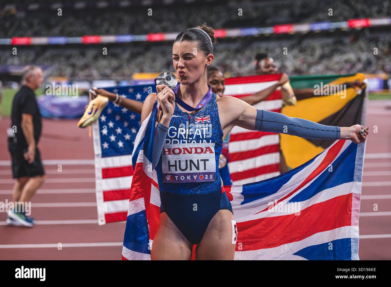 Amy Hunt celebrating her medal with her country's flag at the 2025 ...