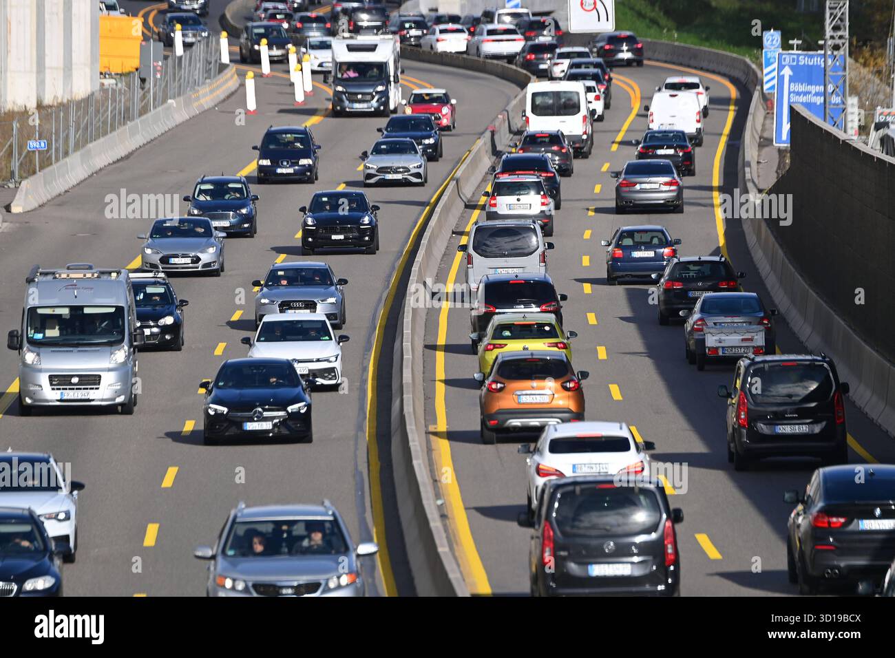 Dichter Verkehr in der Baustelle auf der Autobahn A81 bei Boeblingen ...
