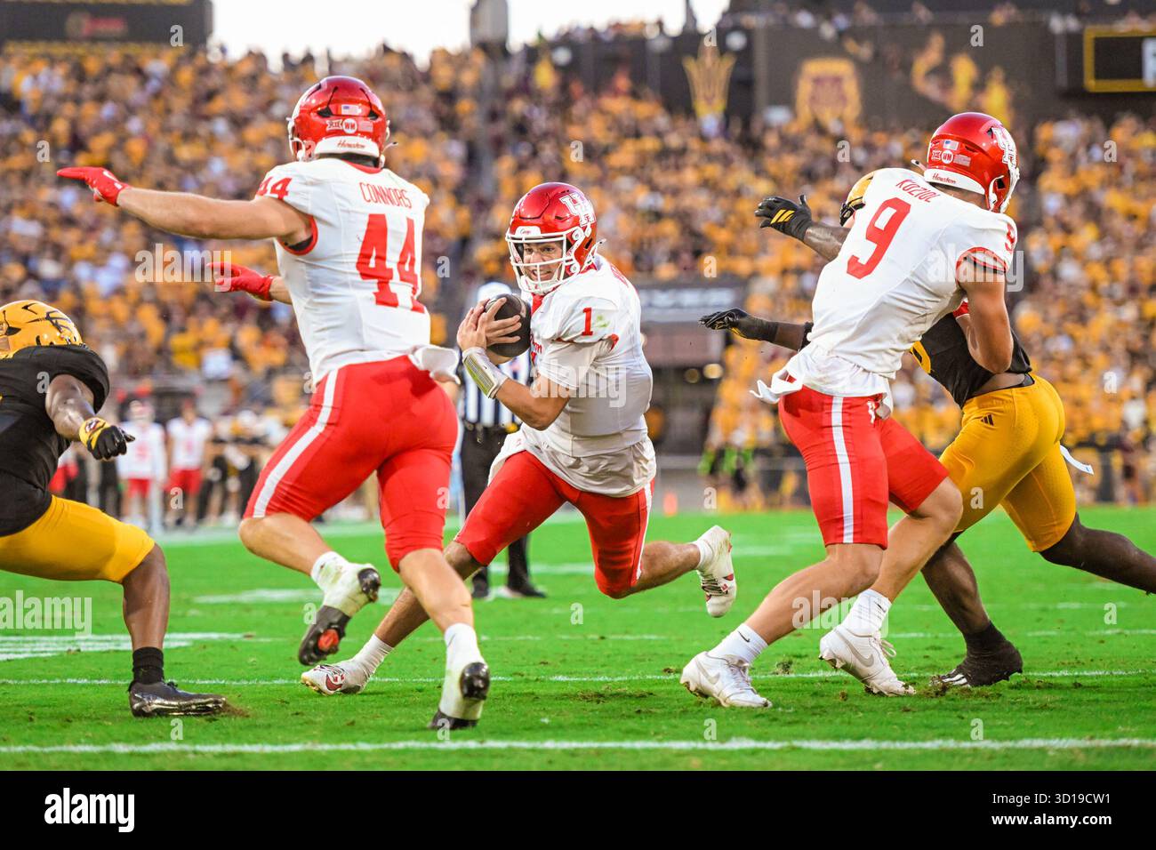Houston Cougars quarterback Conner Weigman (1) runs the ball in the ...