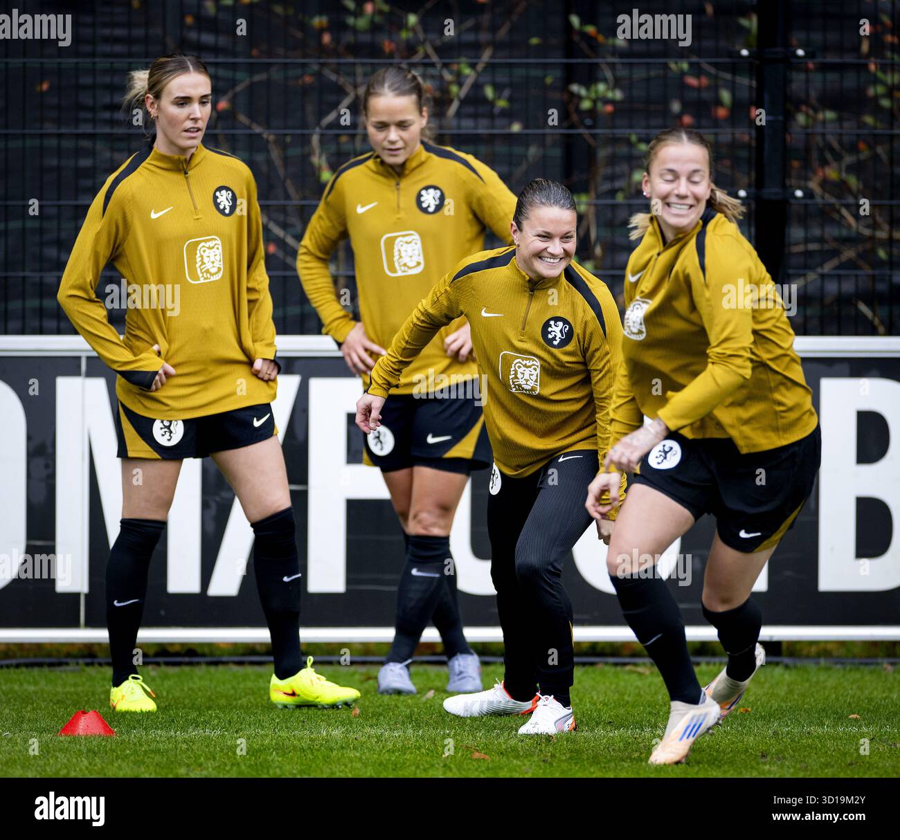 ZEIST - Sherida Spitse and Lynn Wilms (R) during a training session ...