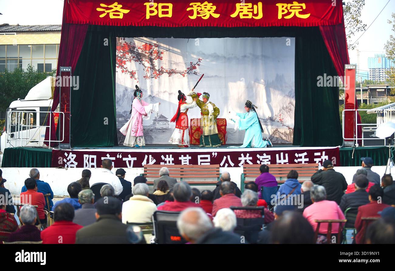 (251027) -- BEIJING, Oct. 27, 2025 (Xinhua) -- Actors perform Henan Yu ...