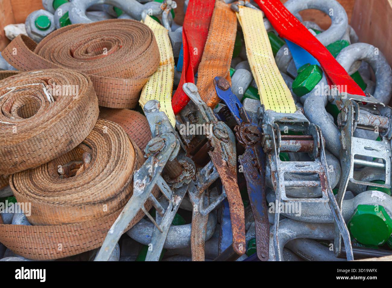 Fastenings for transporting goods. Straps, steel shackles and ratchet ...