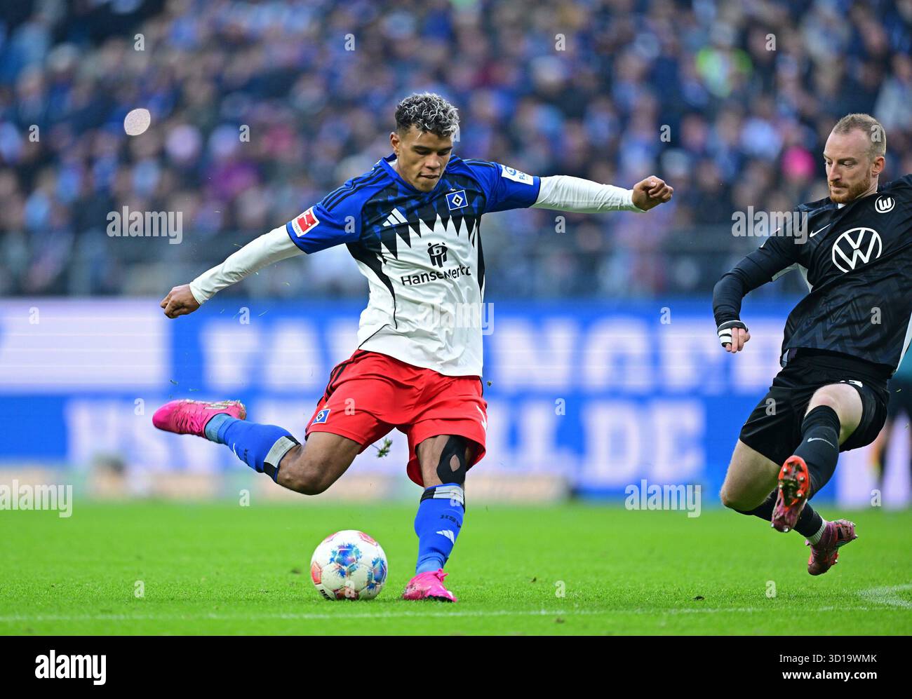 from left Ransford-Yeboah Koenigsdoerffer (HSV Hamburg), Maximilian ...