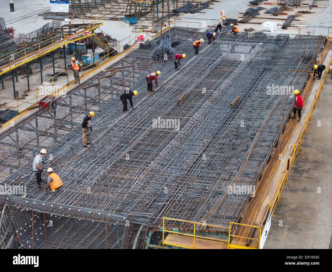 (251027) -- RUGAO, Oct. 27, 2025 (Xinhua) -- A drone photo shows workers operating at the beam ...