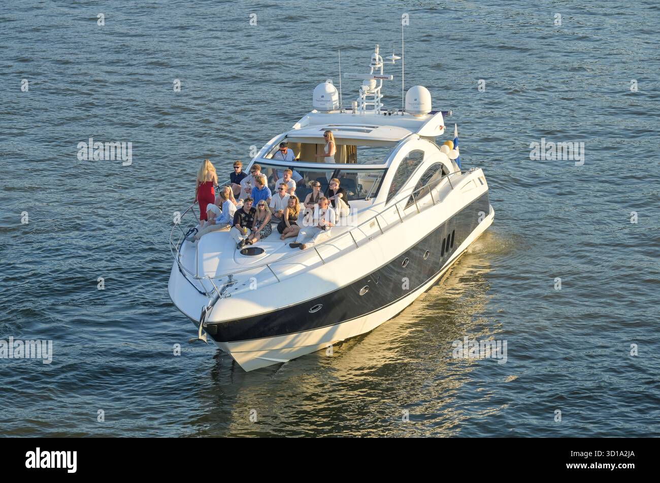 Motorboot, Menschen, Freizeit, Hafen, Helsinki, Finnland *** Motorboat ...