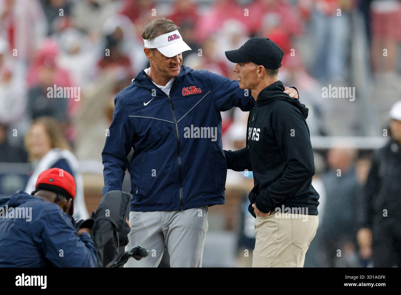 Mississippi head coach Lane Kiffin, left, and Oklahoma head coach Brent ...