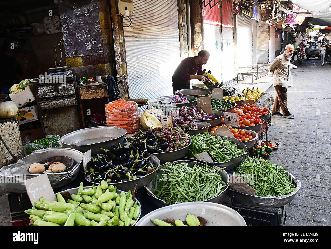 (251027) -- DAMASCUS, Oct. 27, 2025 (Xinhua) -- A vendor arranges fresh ...