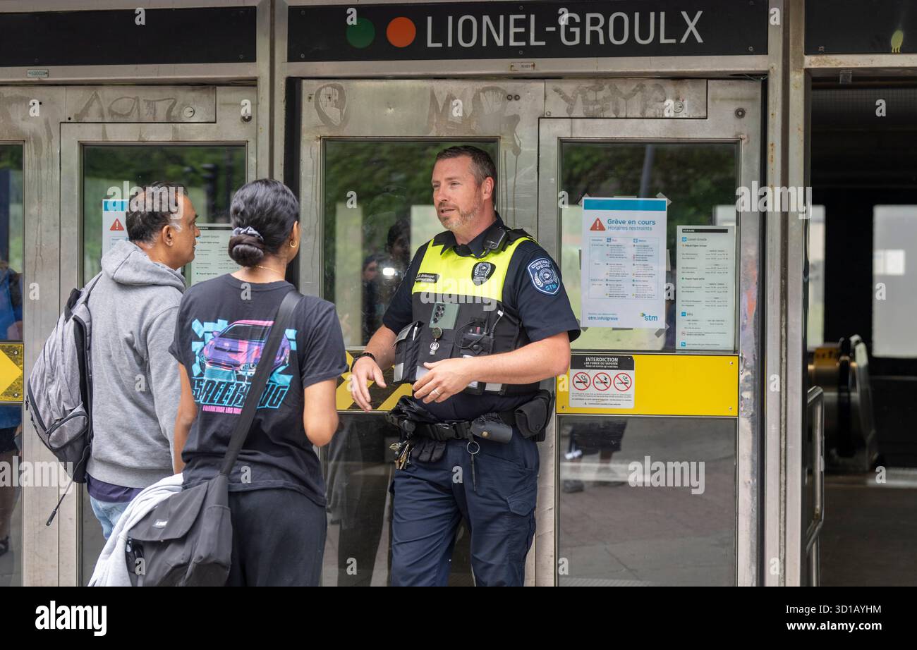 Un constable spécial de la Société de transport de Montréal (STM) donne ...