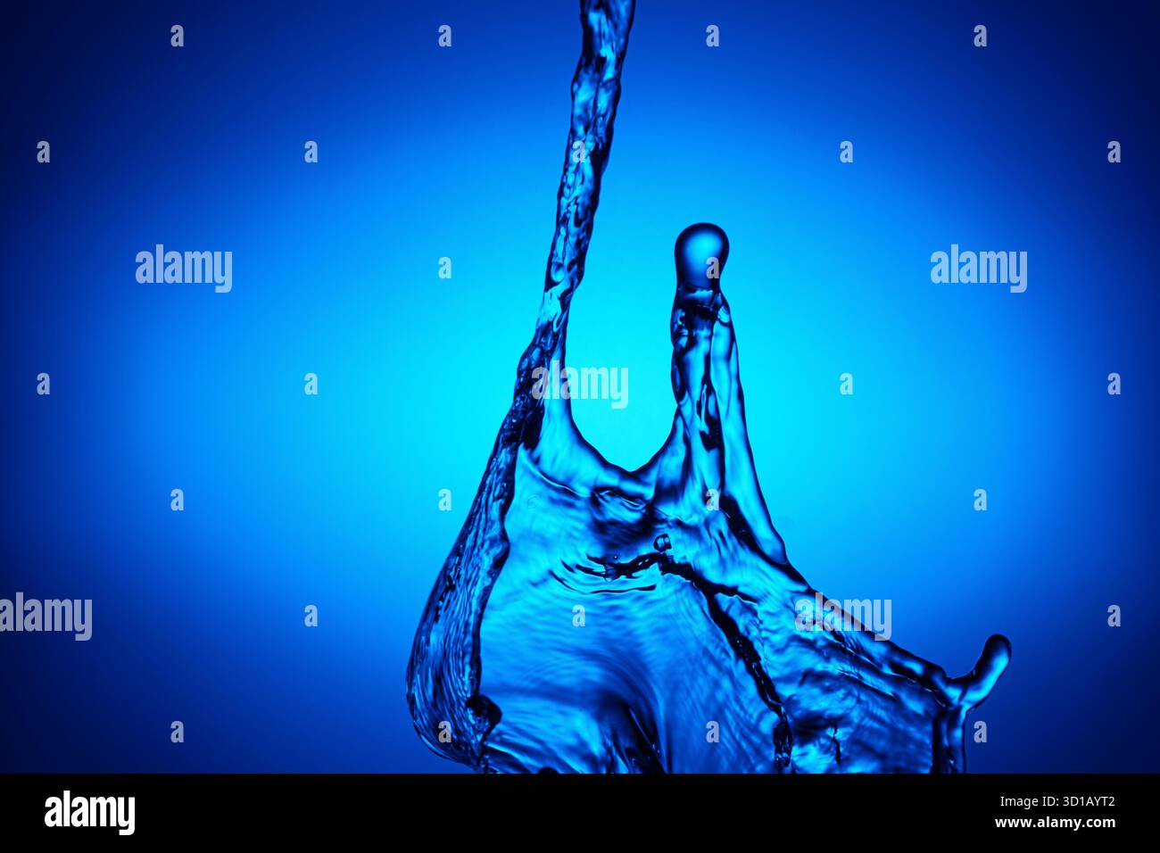 Vertical Splash with Crown Droplet Stock Photo - Alamy
