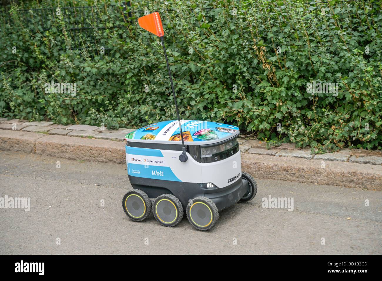 Wolt Lieferroboter Starship auf Gehweg, Helsinki, Finnland *** Wolt ...