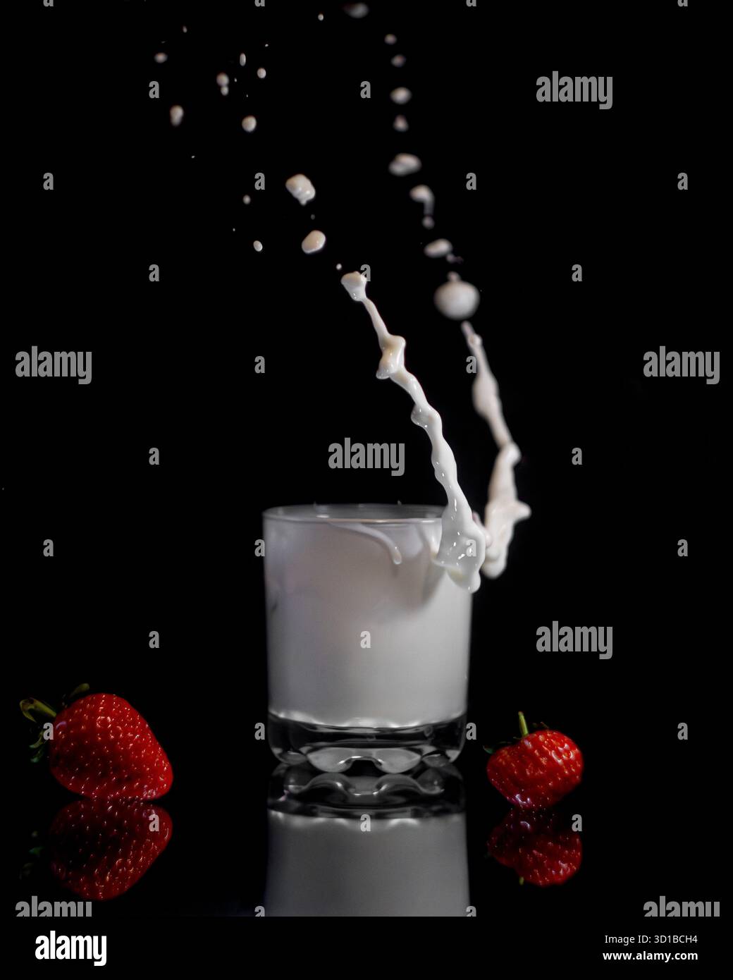 Milk splash and reflection hi-res stock photography and images - Alamy