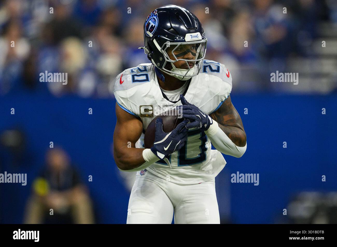 Tennessee Titans running back Tony Pollard (20) runs with the ball ...