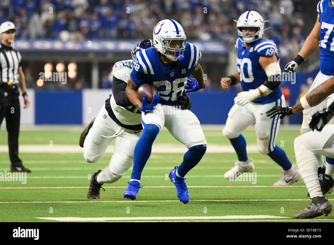 Indianapolis Colts running back Jonathan Taylor (28) runs with the ball ...
