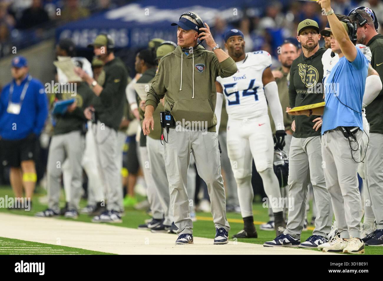 Tennessee Titans head coach Mike McCoy on the sidelines during an NFL ...