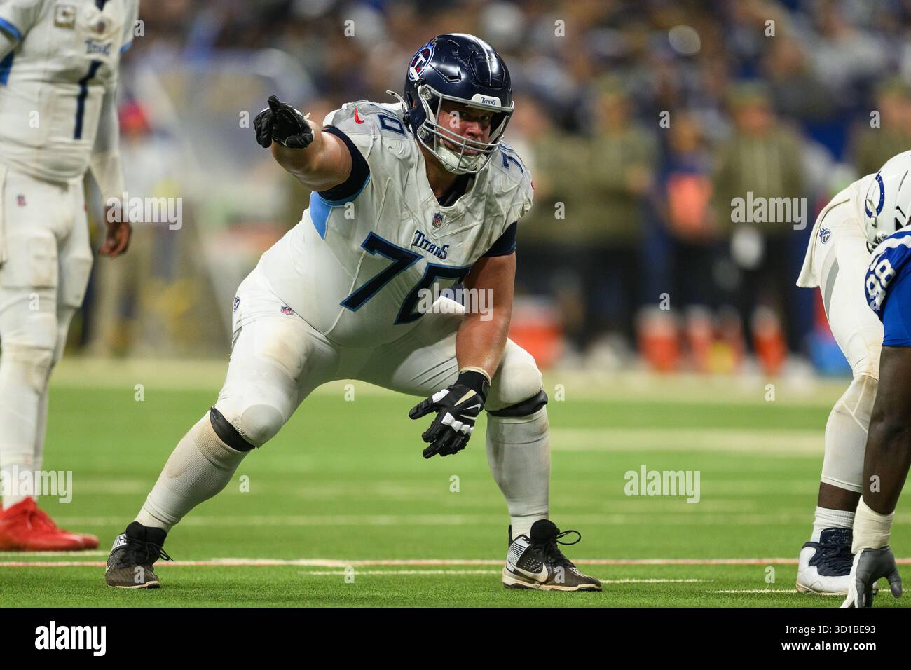 Tennessee Titans guard Kevin Zeitler (70) points to the defense during ...