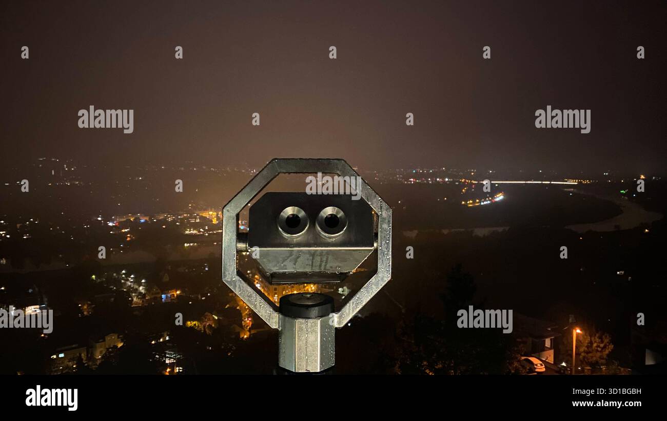 Nummer 5 lebt Nächtlicher Blick vom Turm der Schwebebahn Dresden ...