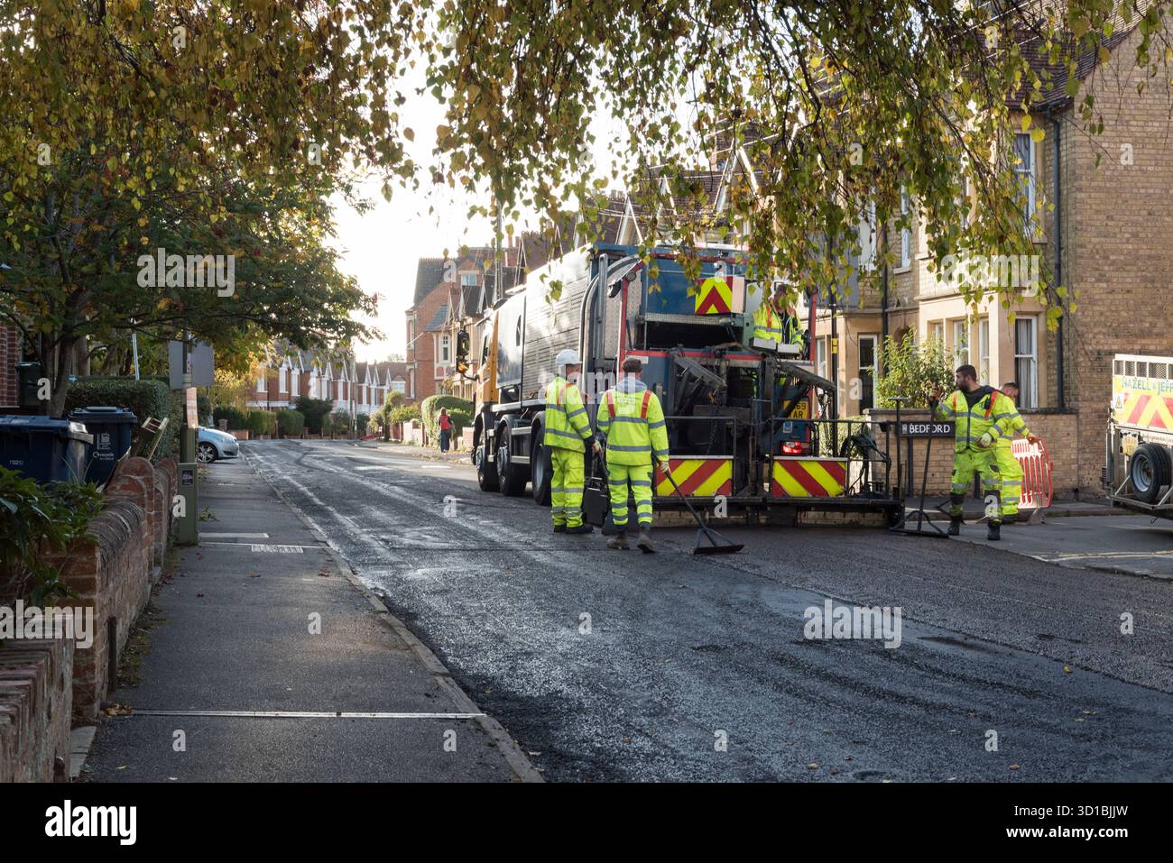 Council workers laying tar and new road surface in East Oxford Stock ...