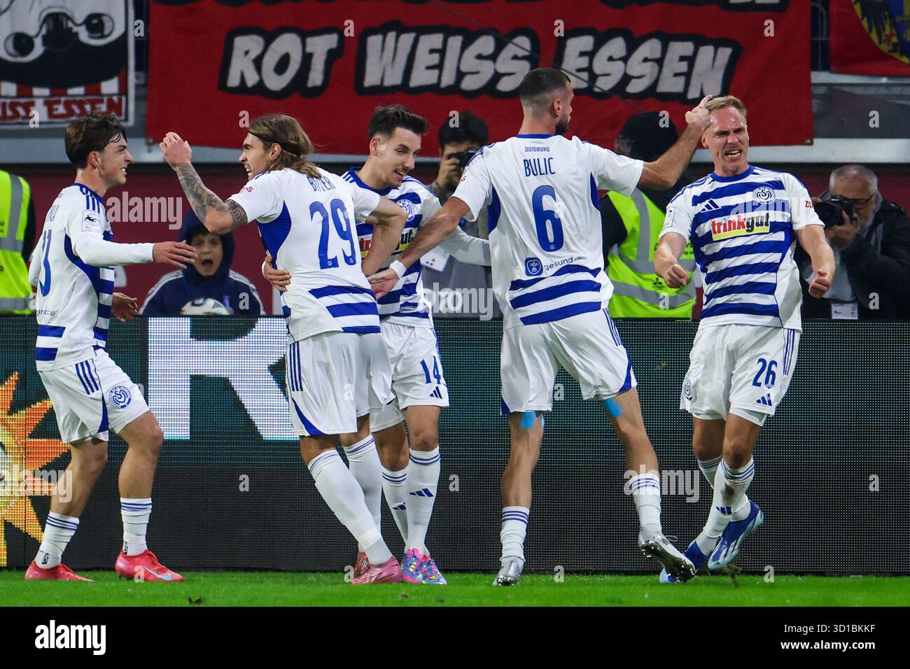 26 October 2025, North Rhine-Westphalia, Duisburg: Soccer: 3rd division ...