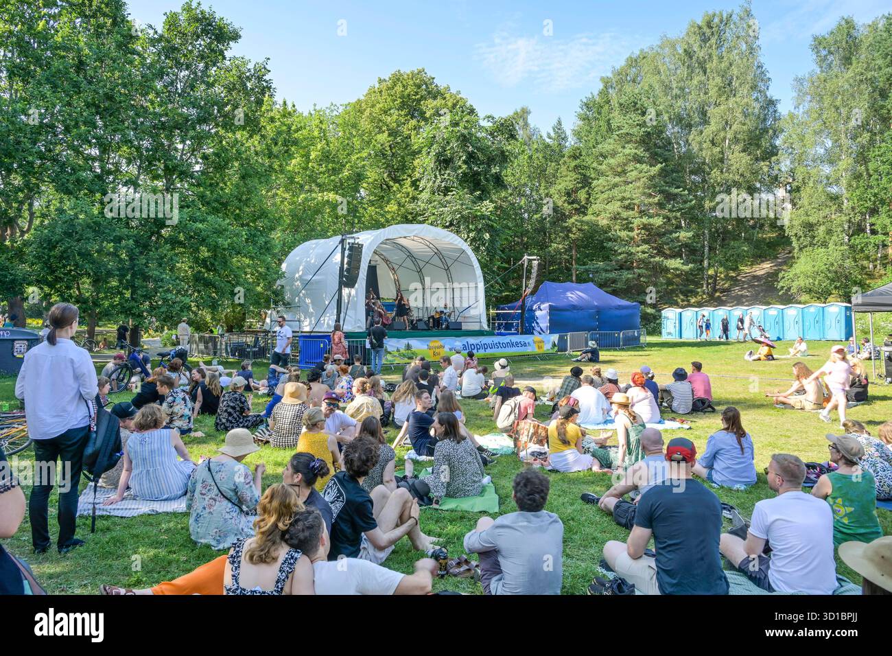 Menschen, freies Konzert, Park Alppipuisto, Helsinki, Finnland ...
