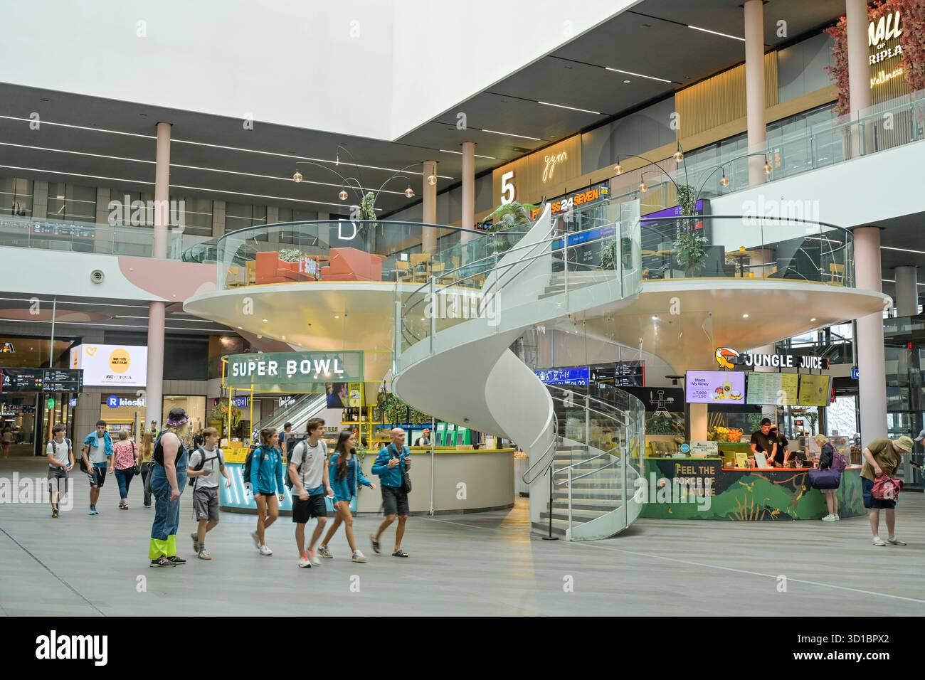Mall im Bahnhof Pasila, Helsinki, Finnland *** Mall at Pasila station ...