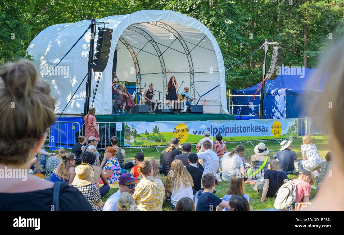 Menschen, freies Konzert, Park Alppipuisto, Helsinki, Finnland ...