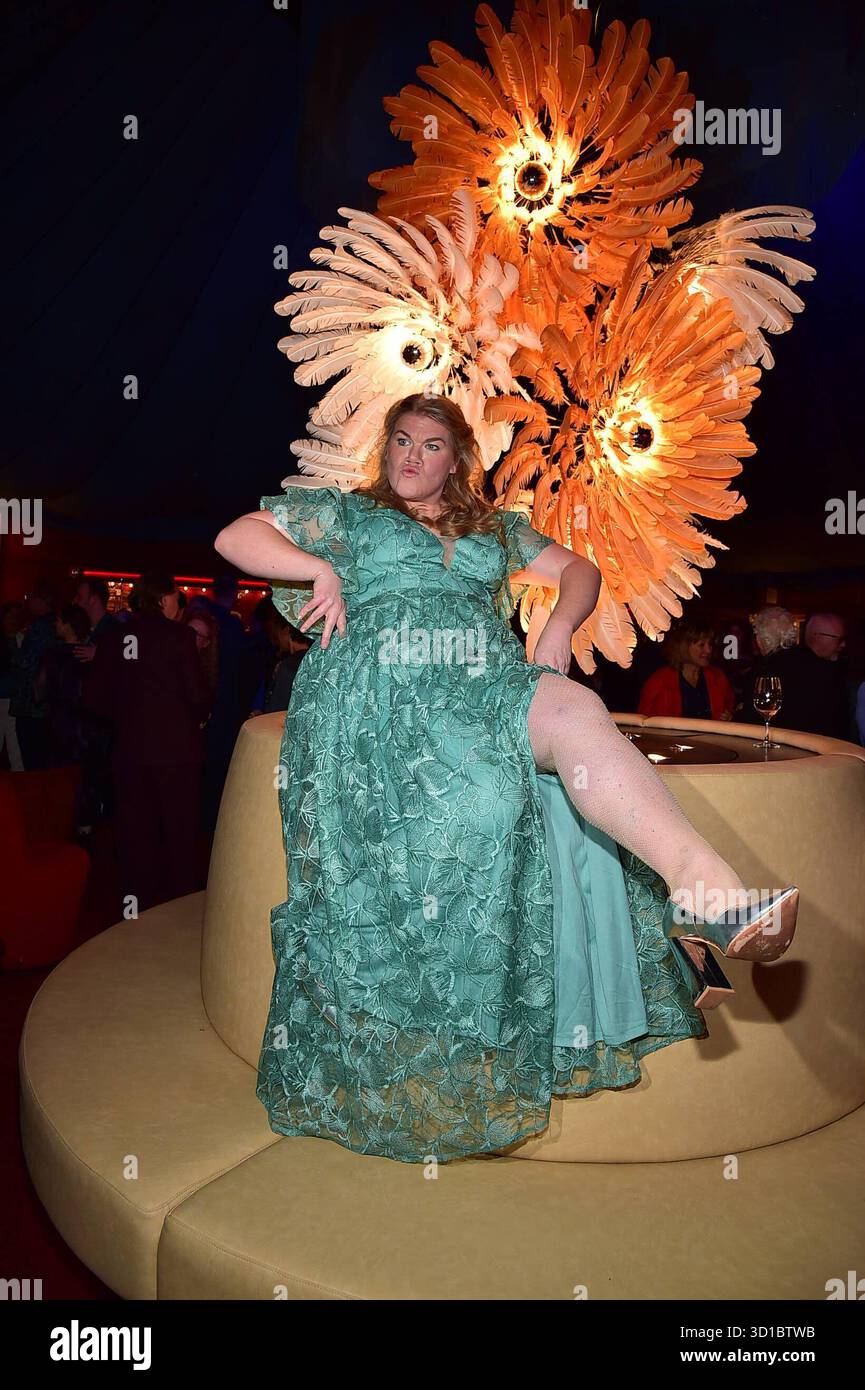 11. Musical und Theater Preis 2025 im TIPI Gisa Flake Ankuft, roter ...