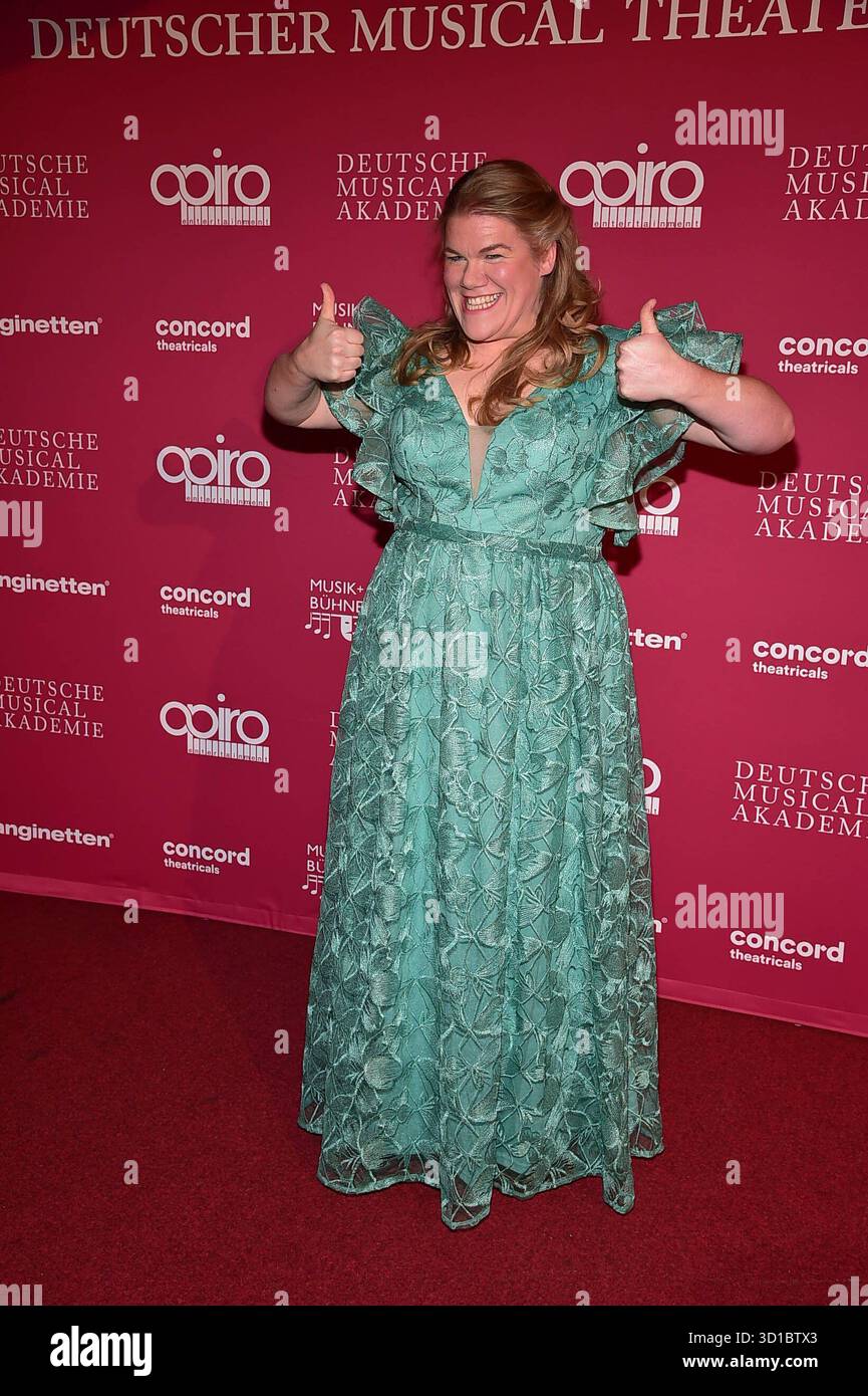 11. Musical und Theater Preis 2025 im TIPI Gisa Flake Ankuft, roter ...