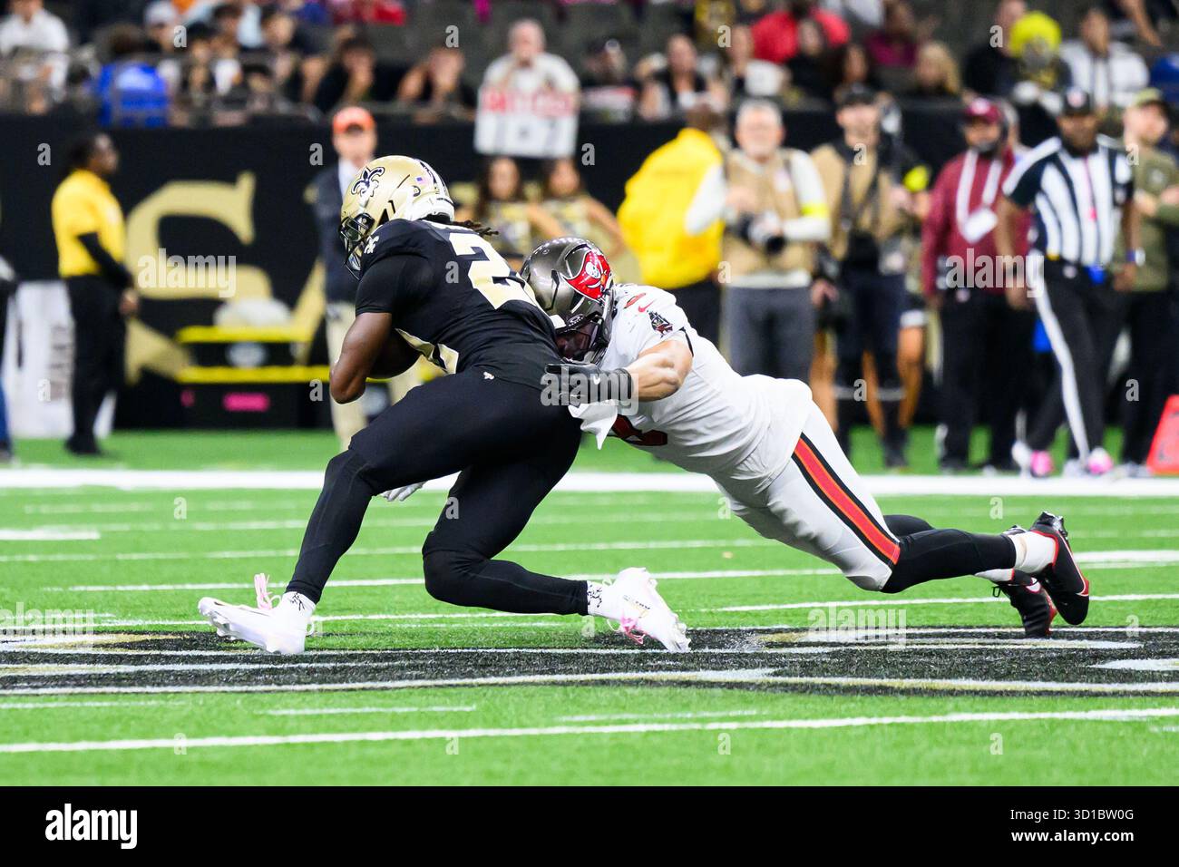 Tampa Bay Buccaneers linebacker SirVocea Dennis (8) tackles New Orleans ...