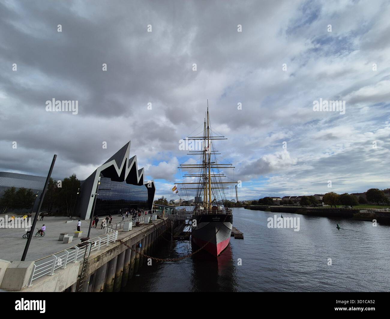 Riverside Museum of Transport and the Glenlee Tall Ship on the River ...