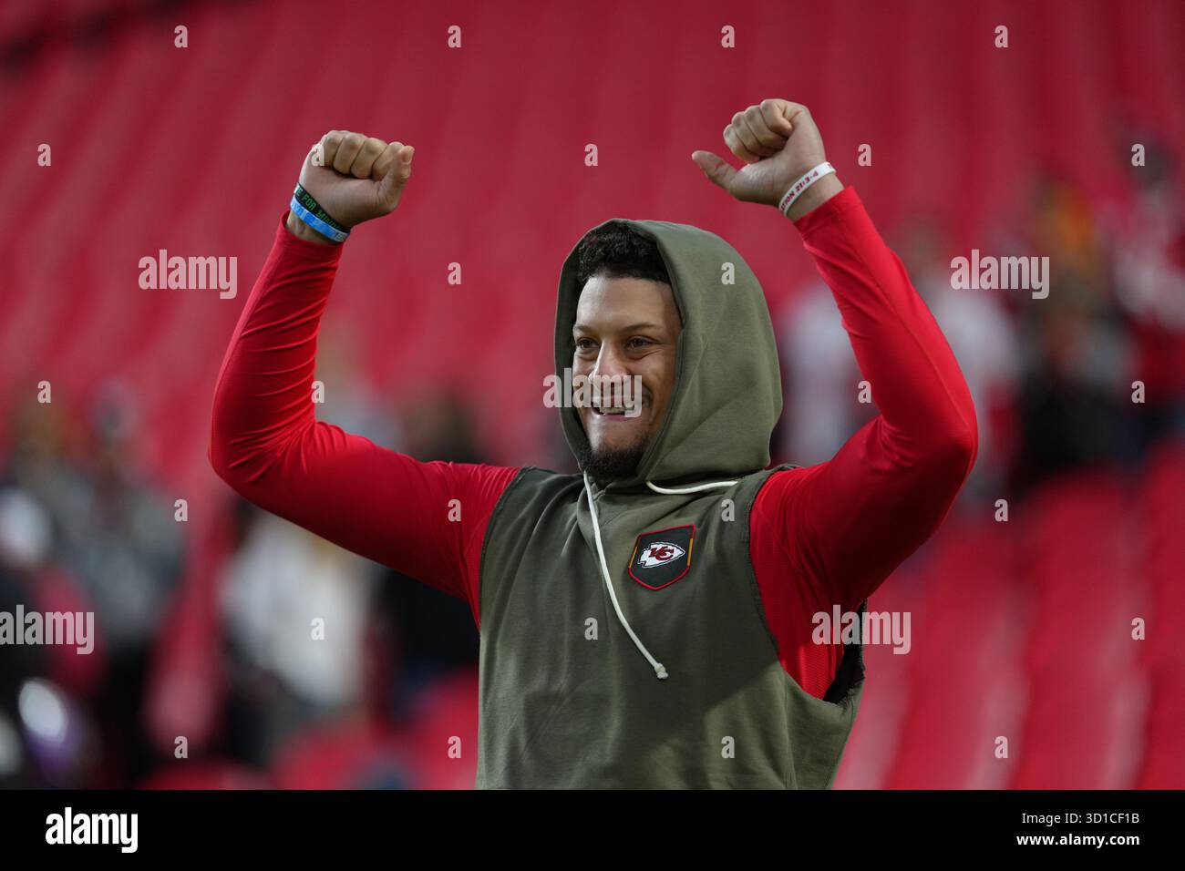 Kansas City Chiefs quarterback Patrick Mahomes warms up before an NFL ...