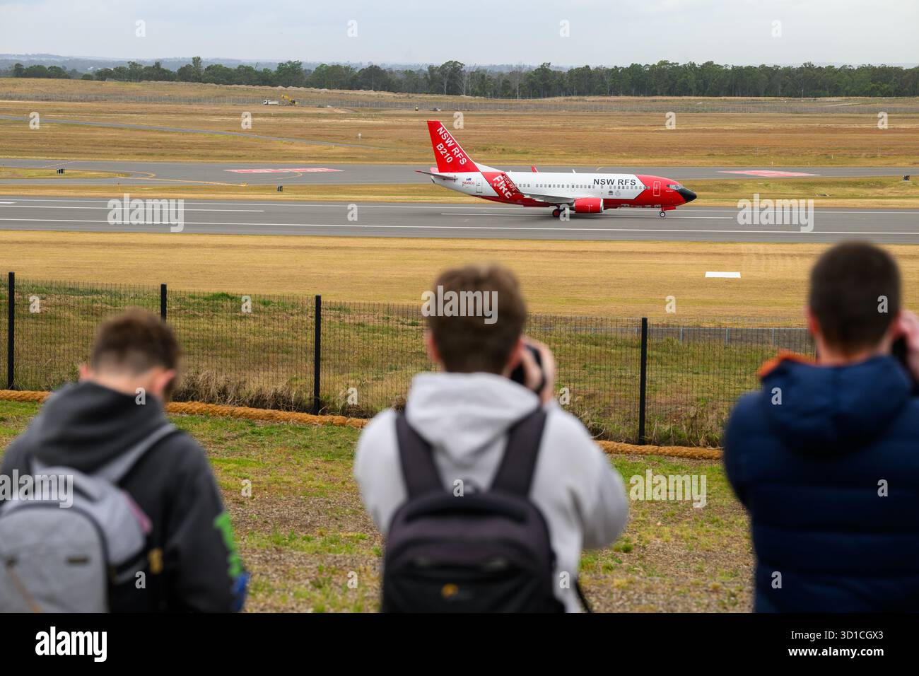 Planespotters watch on as a NSW Rural Fire Service (RFS) 737 Large Air ...