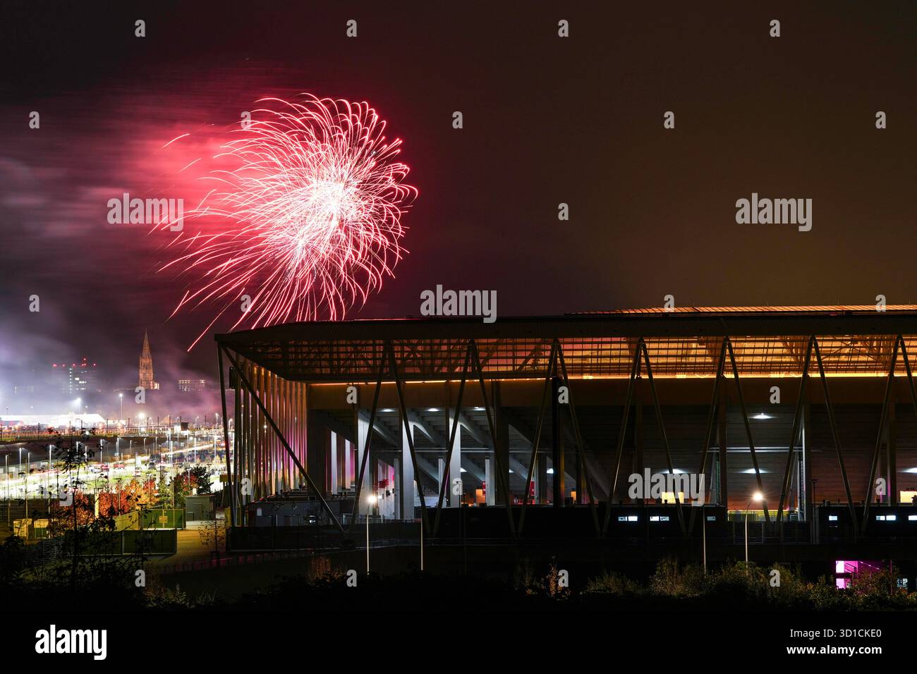 Abschlussfeuerwerk der Freiburger Messe über dem Stadion des SC ...