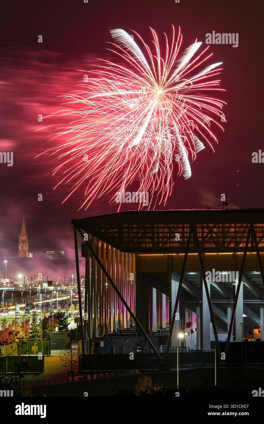 Abschlussfeuerwerk der Freiburger Messe über dem Stadion des SC ...