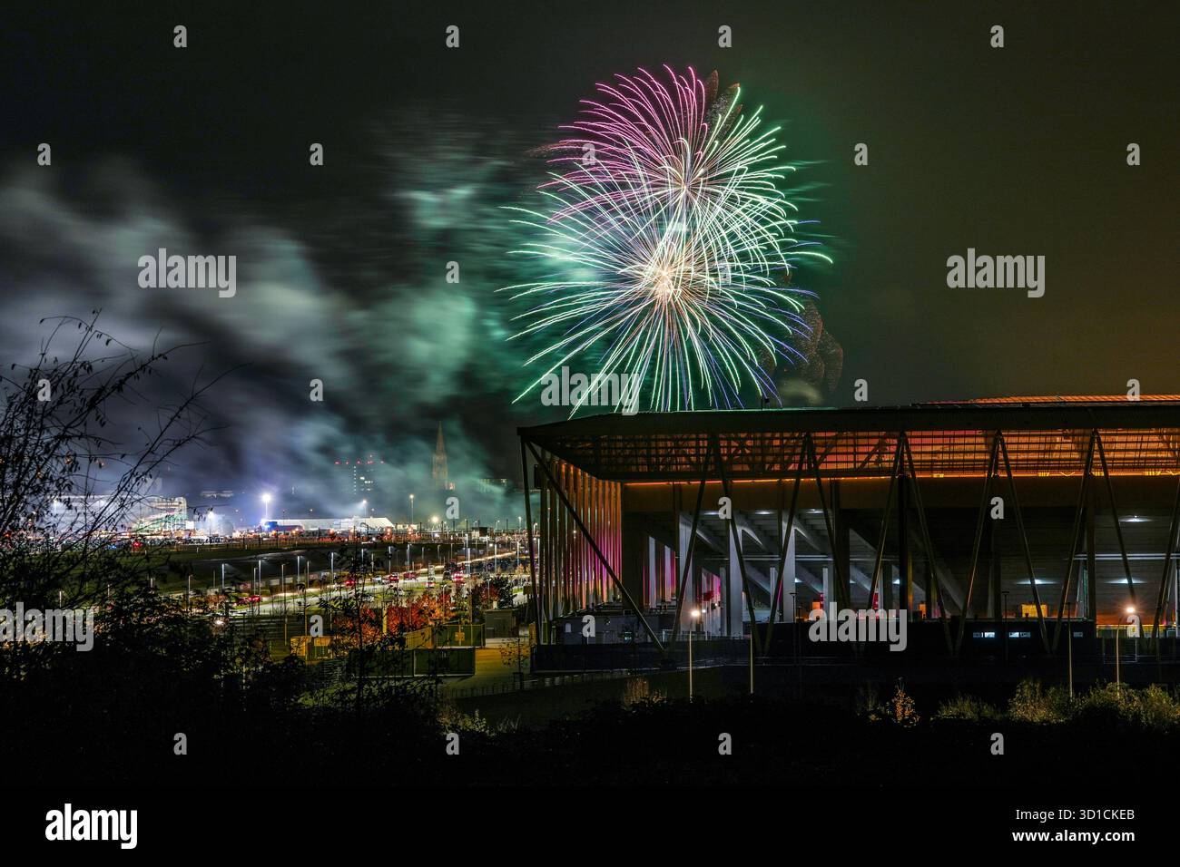 Abschlussfeuerwerk der Freiburger Messe über dem Stadion des SC ...