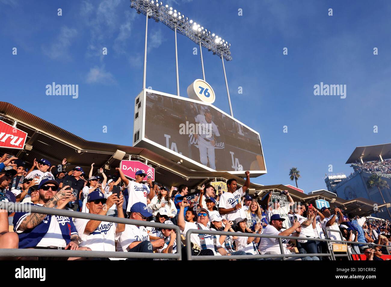 Los Angeles, United States. 27th Oct, 2025. Los Angeles Dodgers fans ...