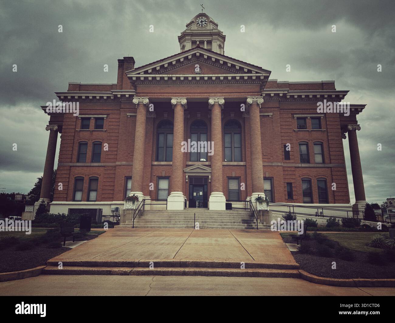 The old courthouse on the square hi-res stock photography and images ...