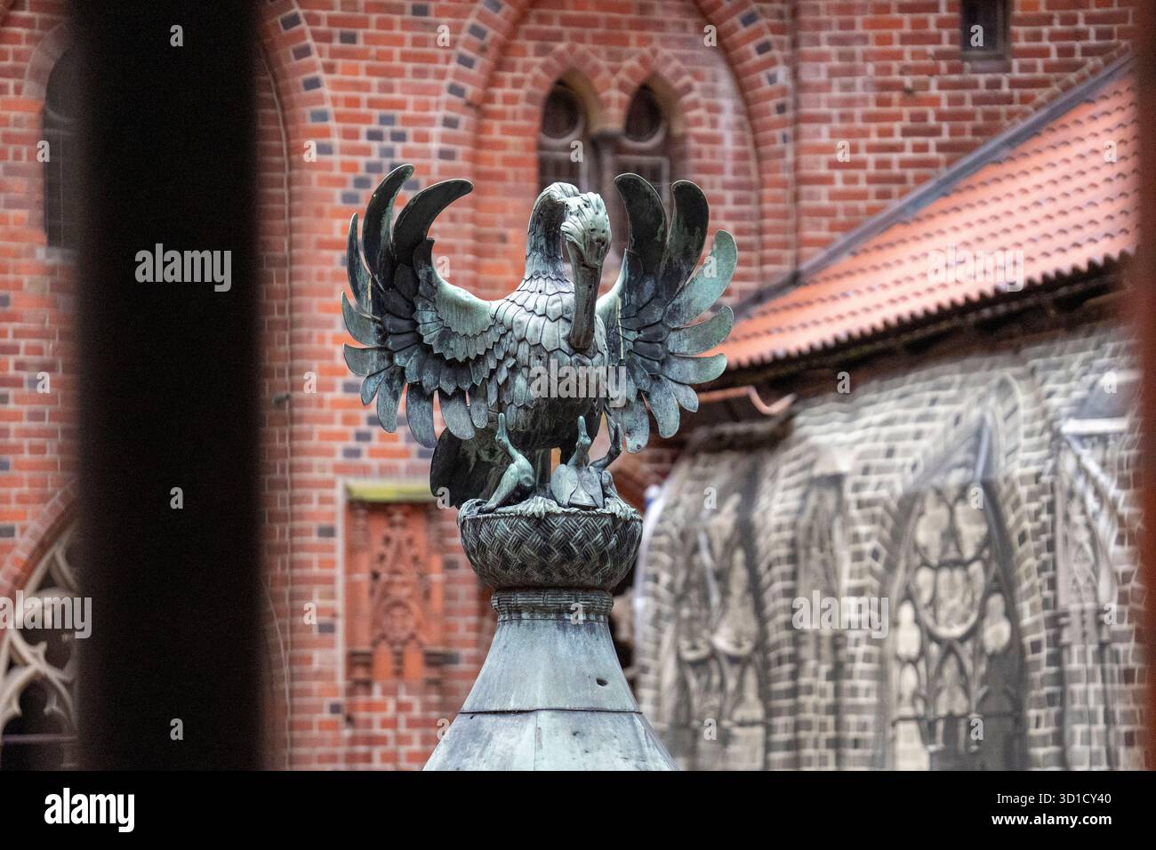 (251028) -- MALBORK, Oct. 28, 2025 (Xinhua) -- A pelican sculpture is ...