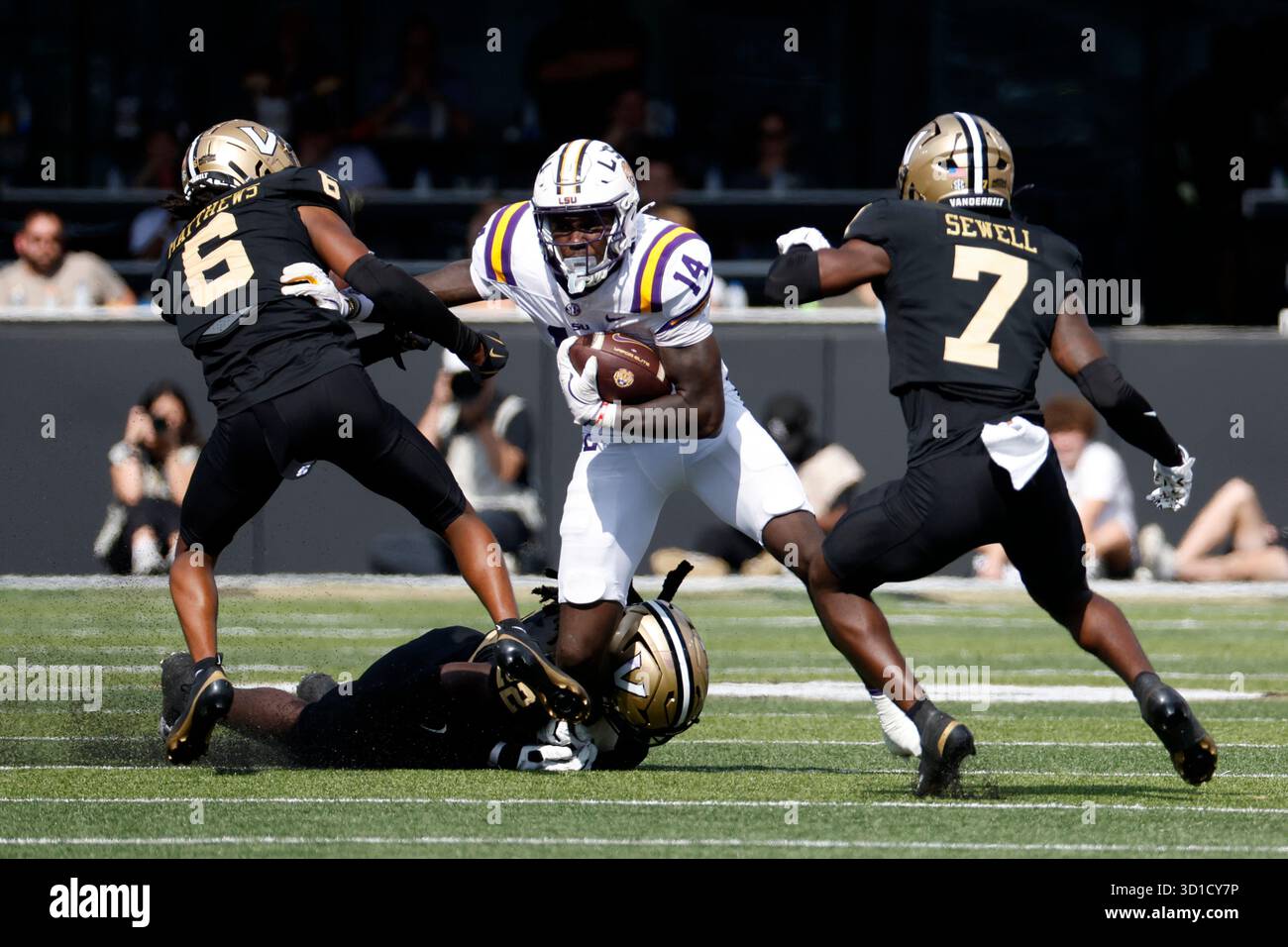 NASHVILLE, TN - OCTOBER 18: Louisiana State Tigers tight end Trey'Dez ...