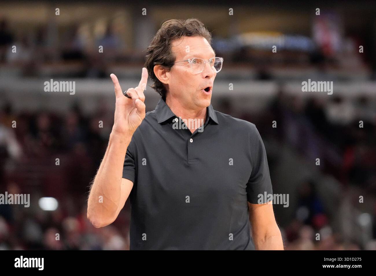 Atlanta Hawks head coach Quin Snyder gestures during the second half of ...