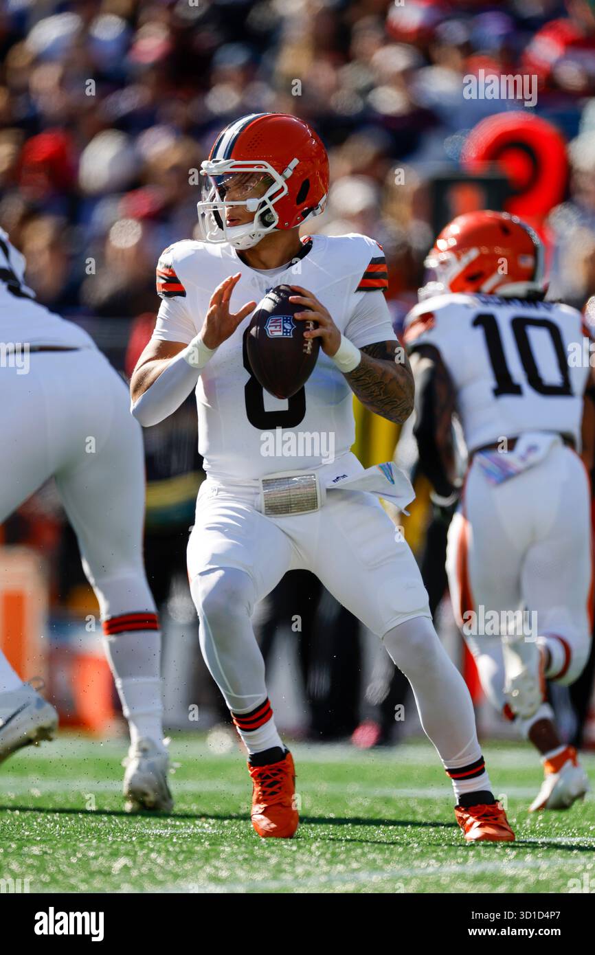 Cleveland Browns quarterback Dillon Gabriel (8) drops back to make a pass during the first half ...