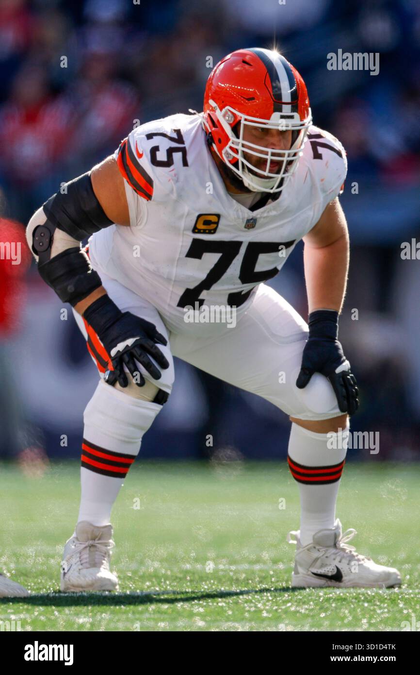 Cleveland Browns guard Joel Bitonio (75) prepares to block during the ...
