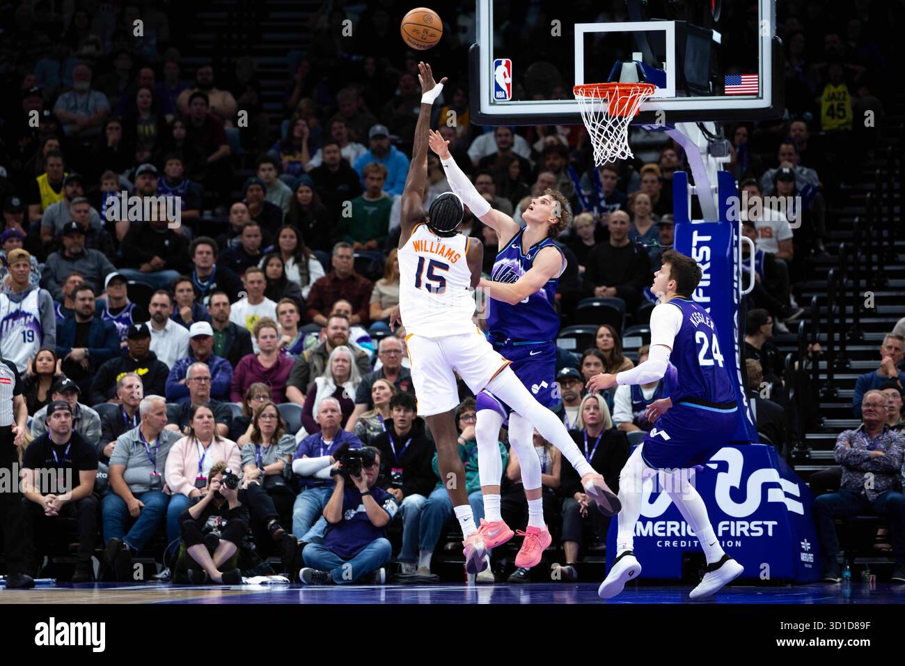 Phoenix Suns center Mark Williams (15) shoots over Utah Jazz forward ...