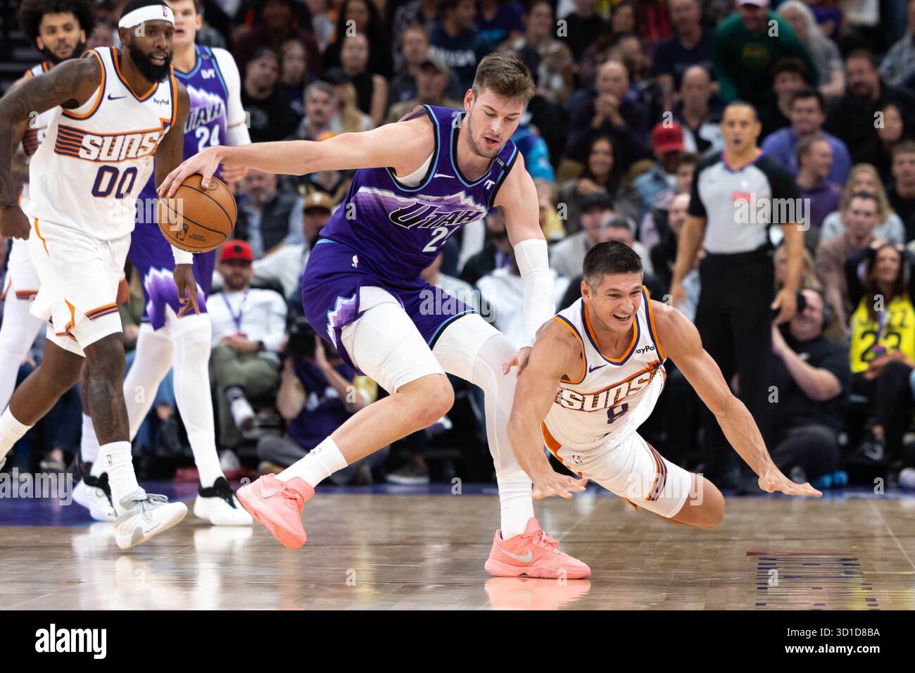 Phoenix Suns guard Grayson Allen, right, dives for a ball in the hands ...
