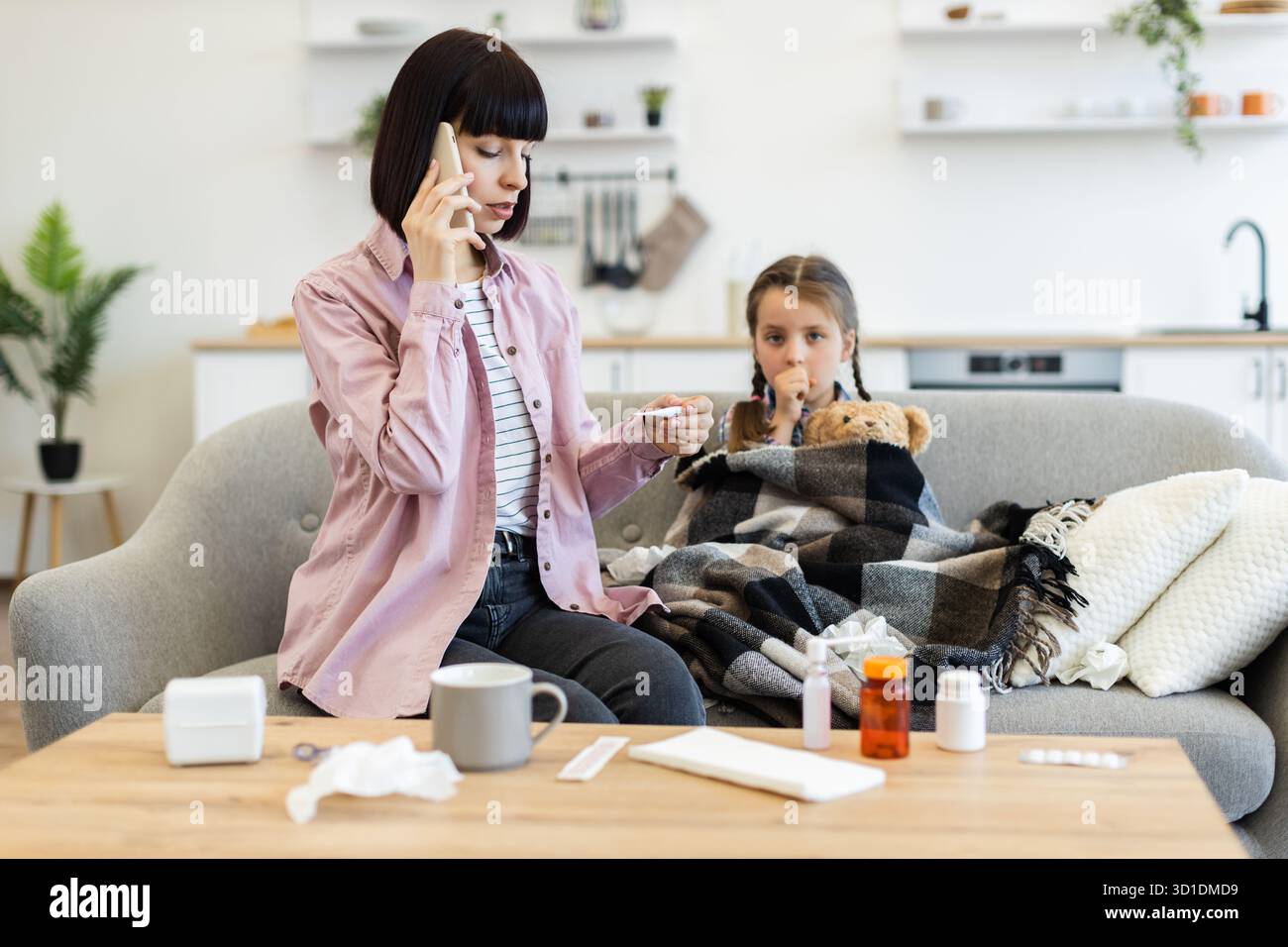 Mother daughter sofa worried hi-res stock photography and images - Alamy