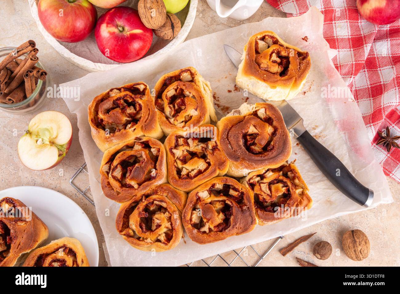 Apple cinnamon roll, sweet cinnabon buns with apple filling. Viral ...