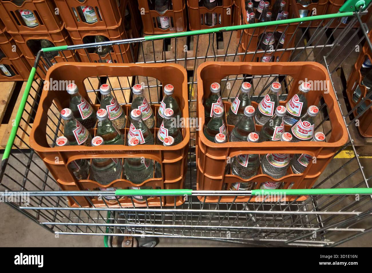 Wasserkiste hi-res stock photography and images - Alamy