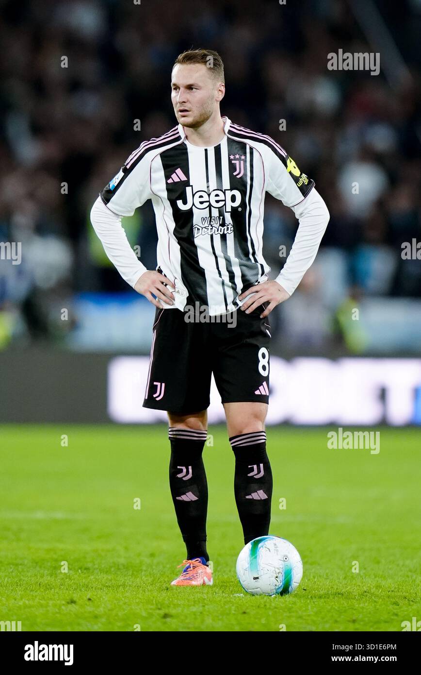 Teun Koopmeiners of Juventus FC looks on during the serie Serie A ...